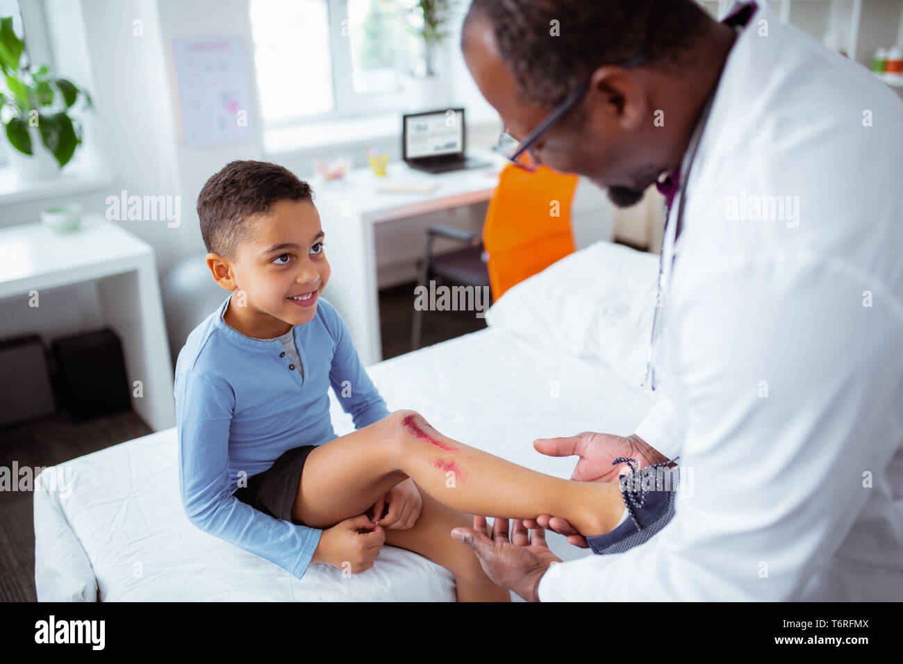 Child scratching leg hi-res stock photography and images - Alamy