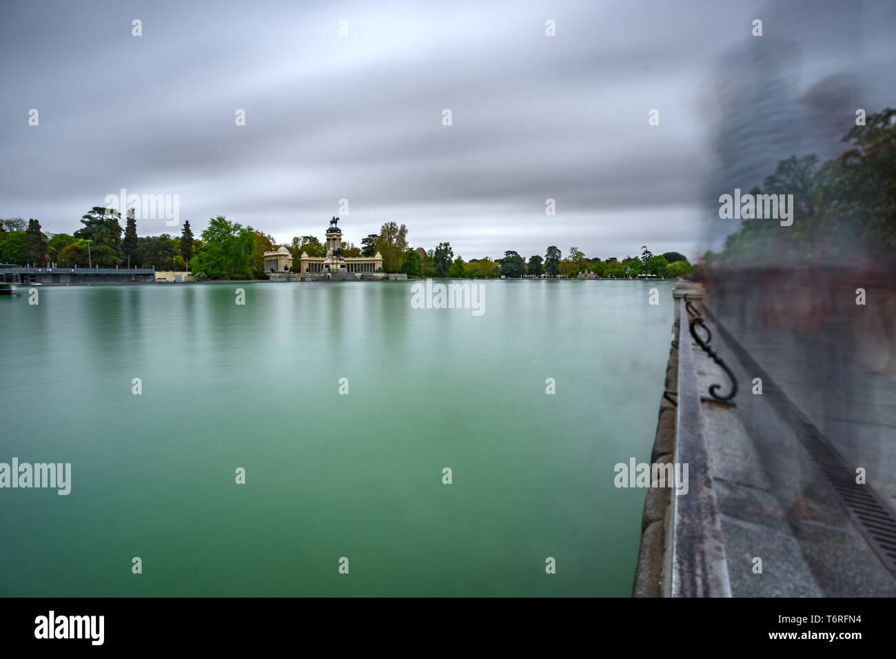 Ultra long exposure profile of El Retiro lake and tourists under the ...