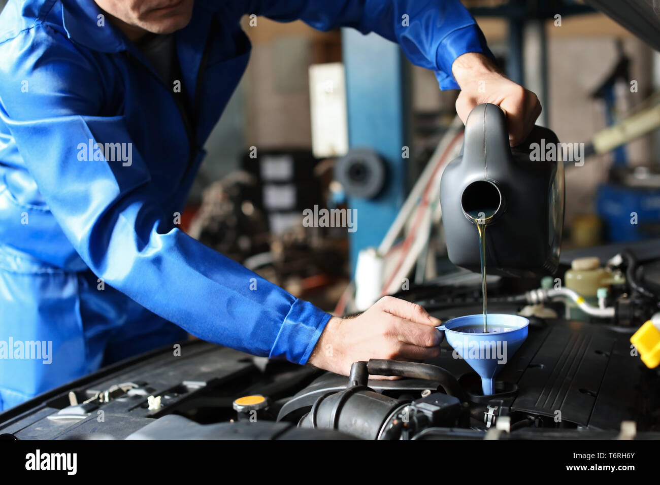 Oil Change Center High Resolution Stock Photography and Images - Alamy