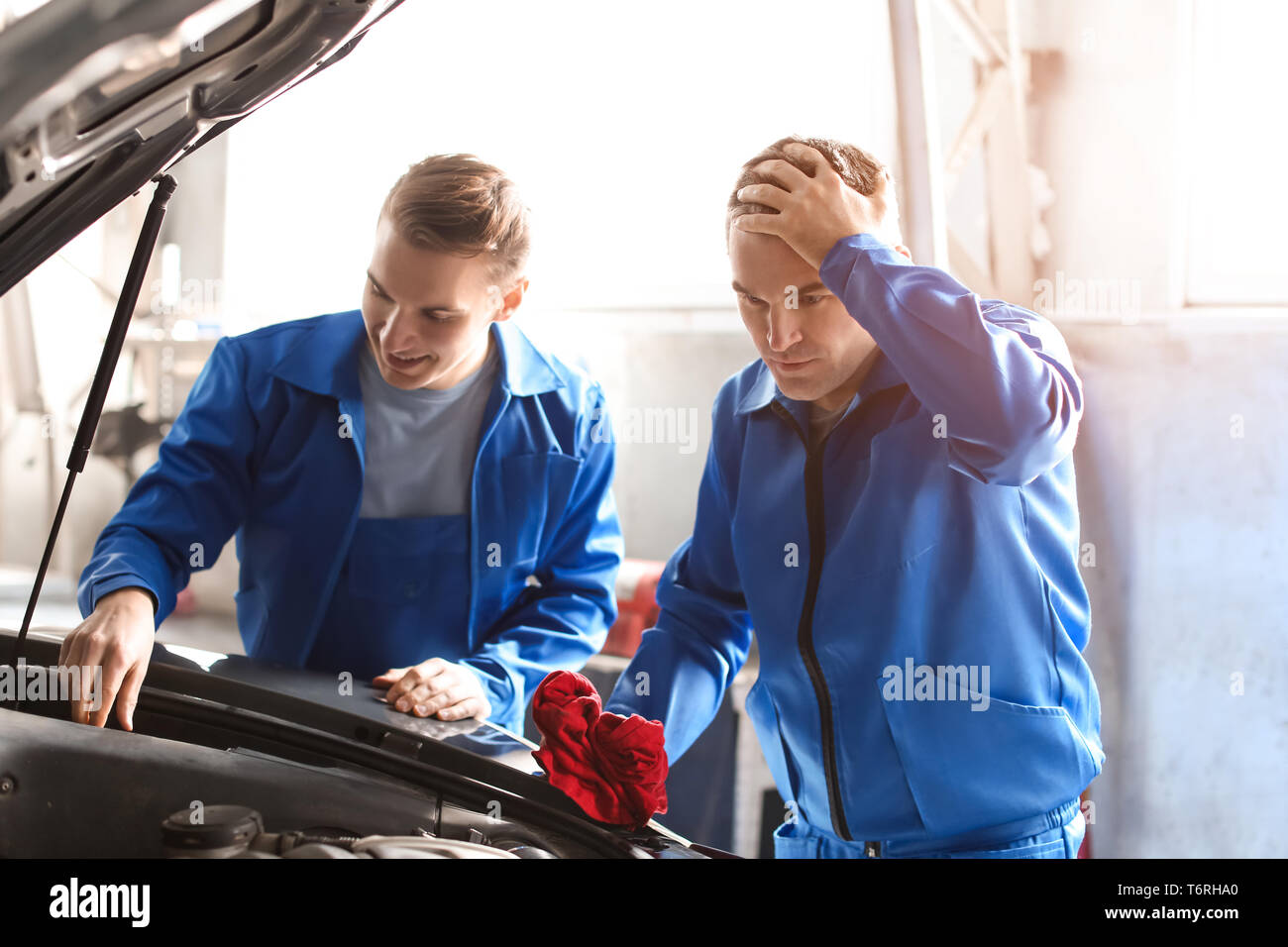 Male mechanics hi-res stock photography and images - Alamy