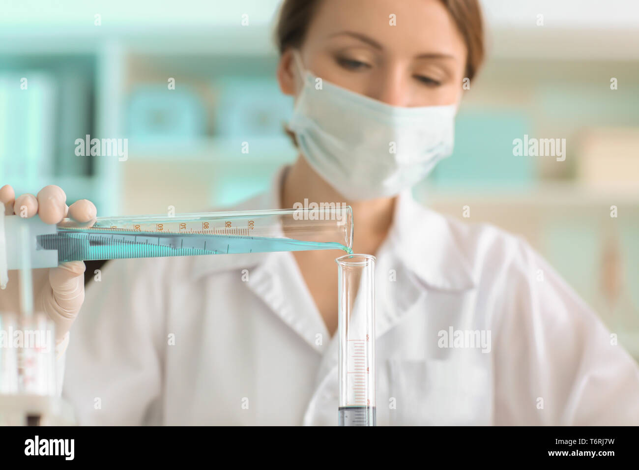 Scientist pouring sample test hi-res stock photography and images - Alamy