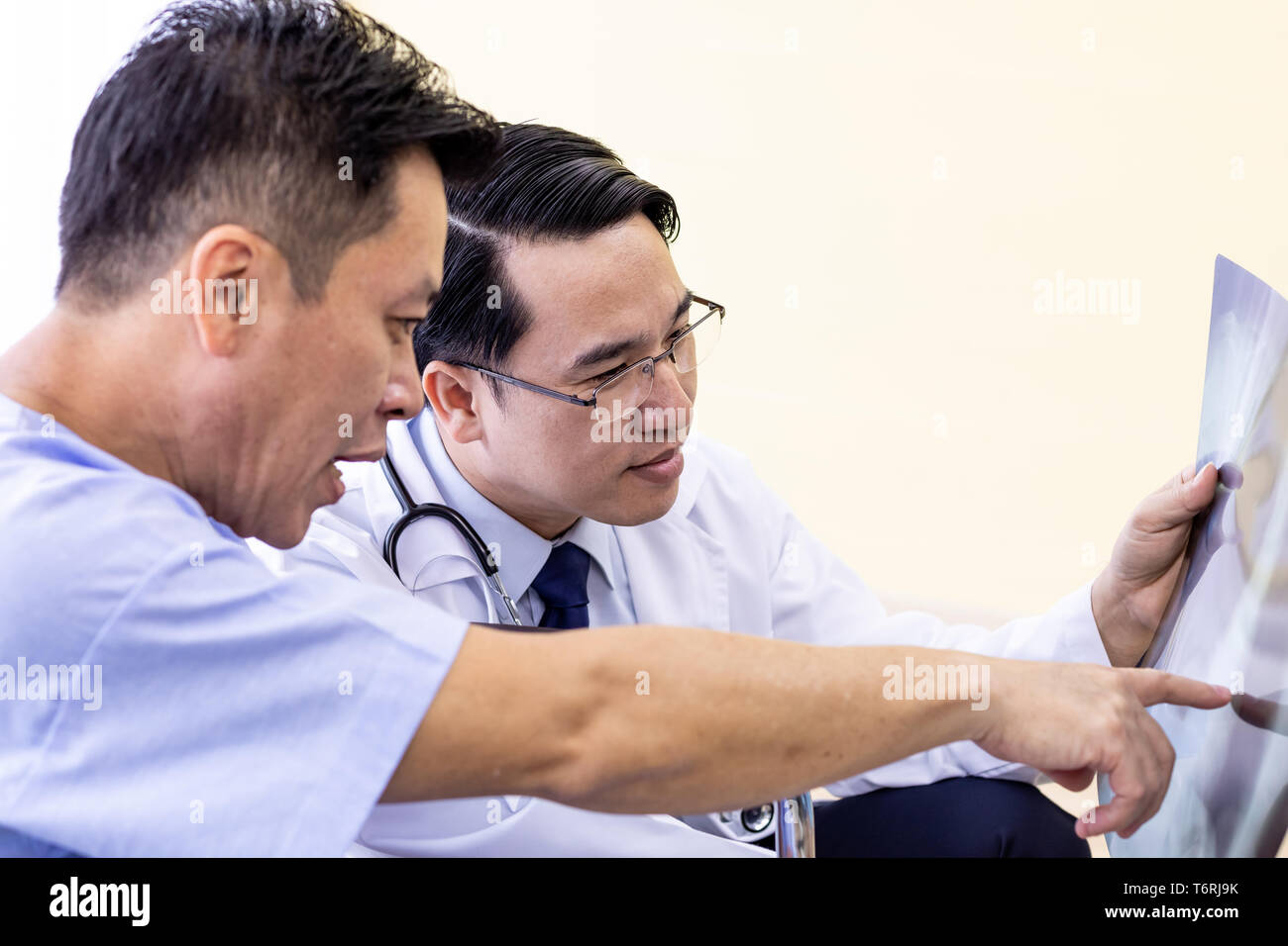 Doctor explaining x-ray results Stock Photo - Alamy
