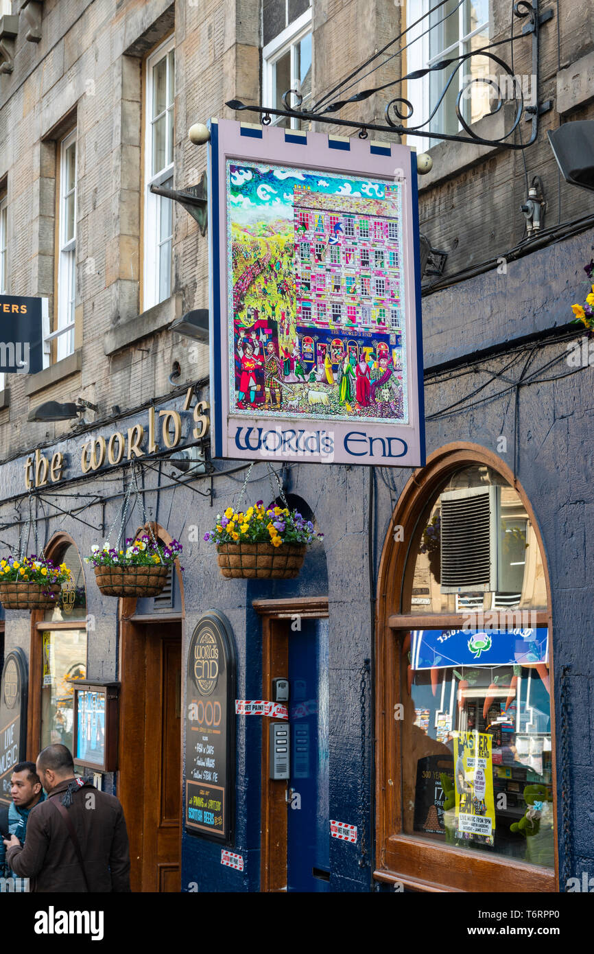 Edinburgh high street hi-res stock photography and images - Alamy