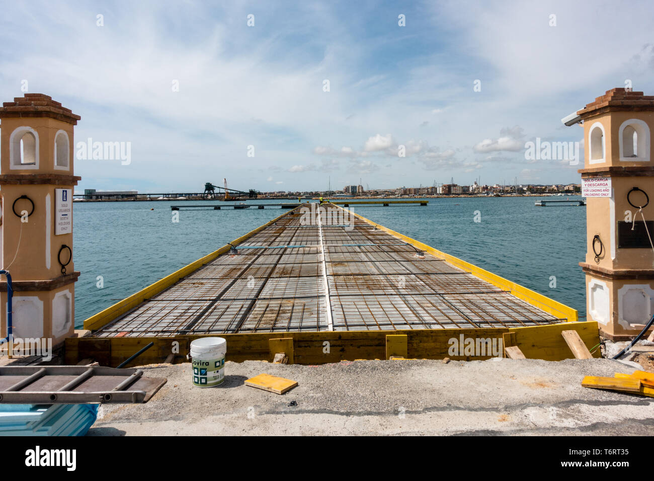 Harbour dock container hi-res stock photography and images - Alamy