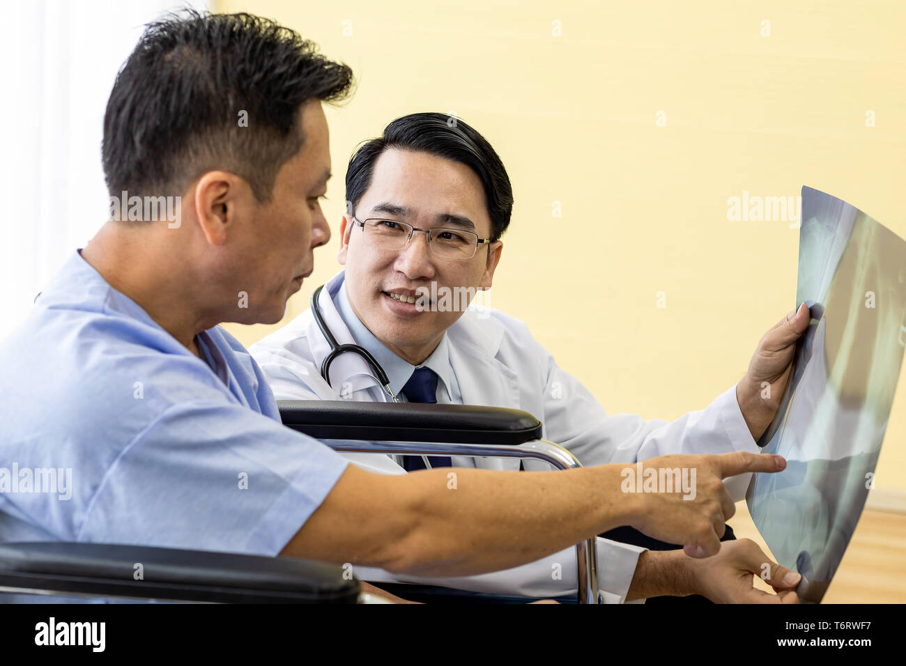 Doctor explaining exam results hi-res stock photography and images - Alamy