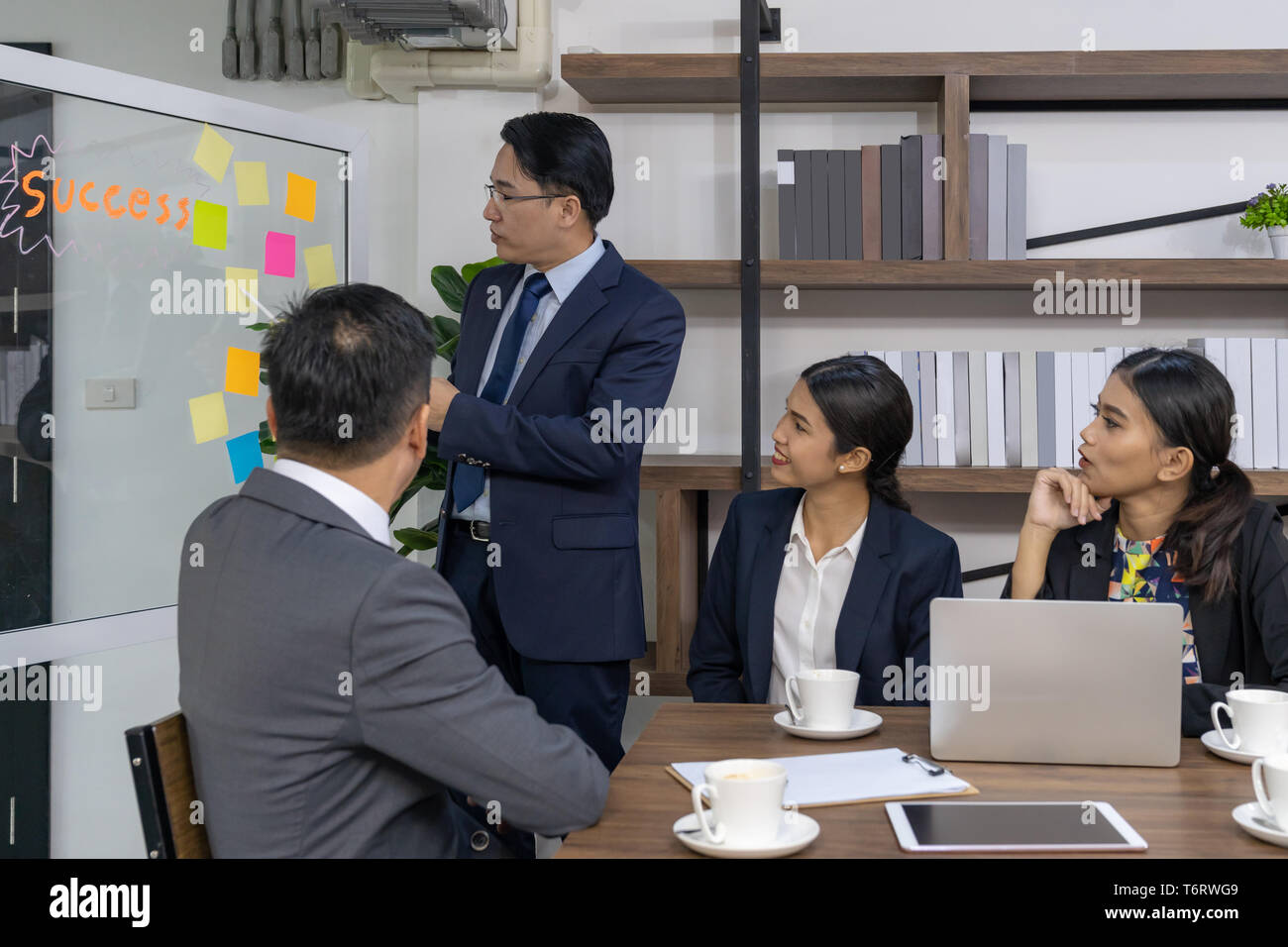 Business meeting in cafe hi-res stock photography and images - Alamy