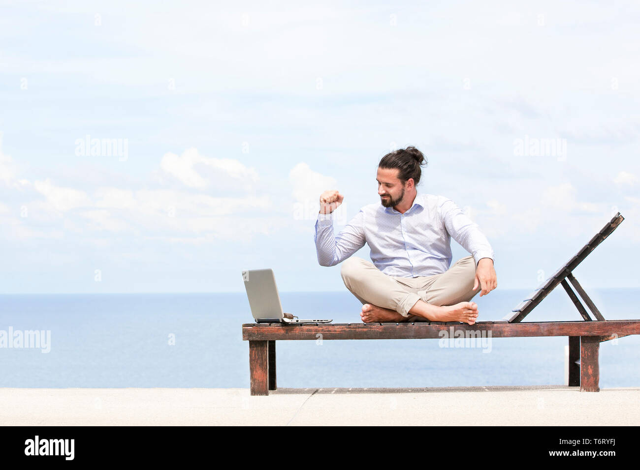 Man smiling tablet beach hi-res stock photography and images - Alamy