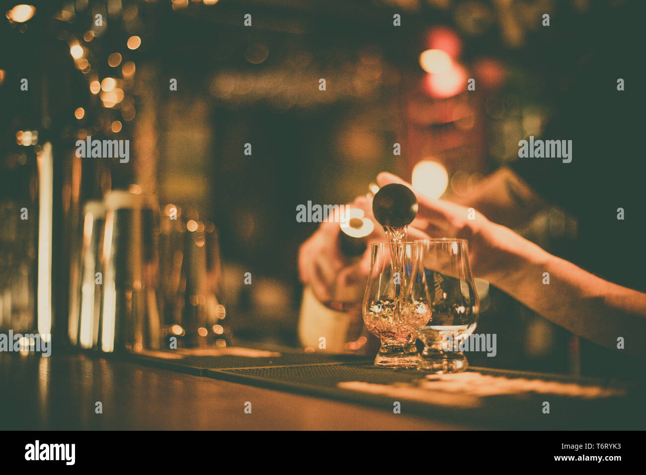 Pouring whisky hi-res stock photography and images - Alamy