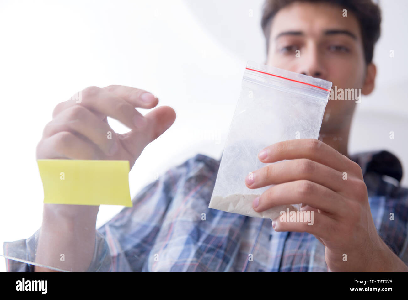 Drug addict sniffing cocaine narcotic Stock Photo - Alamy