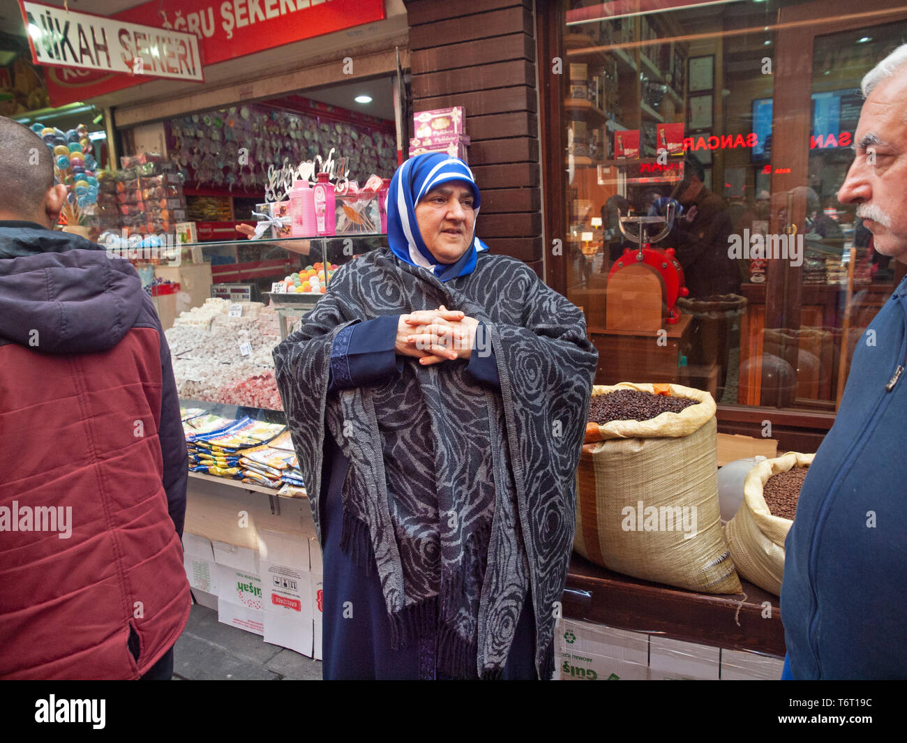 Shopping at a street market in Istanbul Stock Photo - Alamy