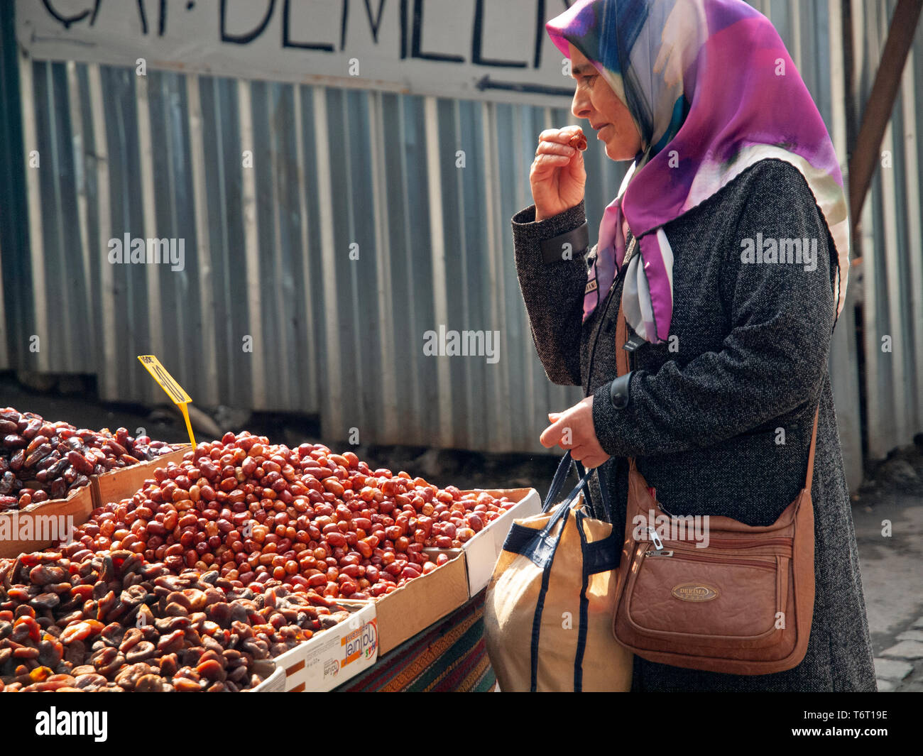 Shopping at a street market in Istanbul Stock Photo - Alamy