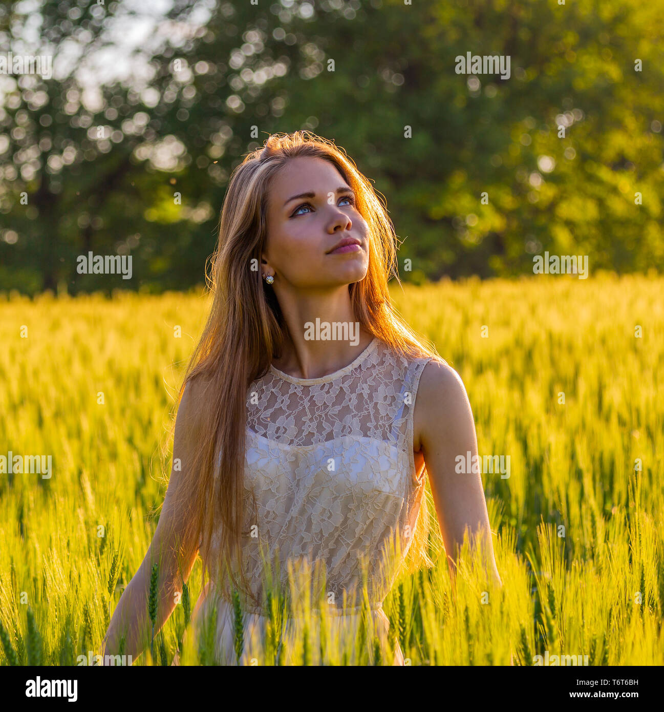 Pretty girl hi-res stock photography and images - Alamy