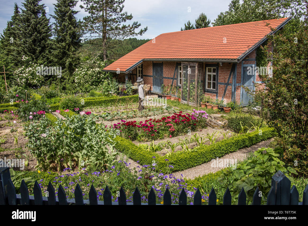 Farmhouse with vegetable garden and scarecrow Stock Photo - Alamy