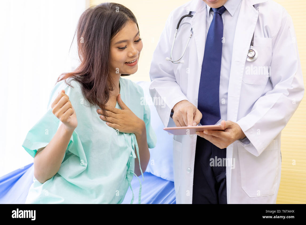 Doctor explain hi-res stock photography and images - Alamy