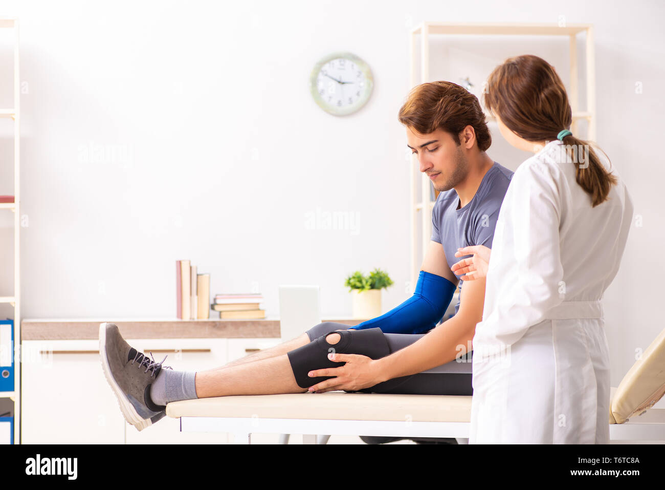 Young male patient visiting female doctor traumatologist Stock Photo ...