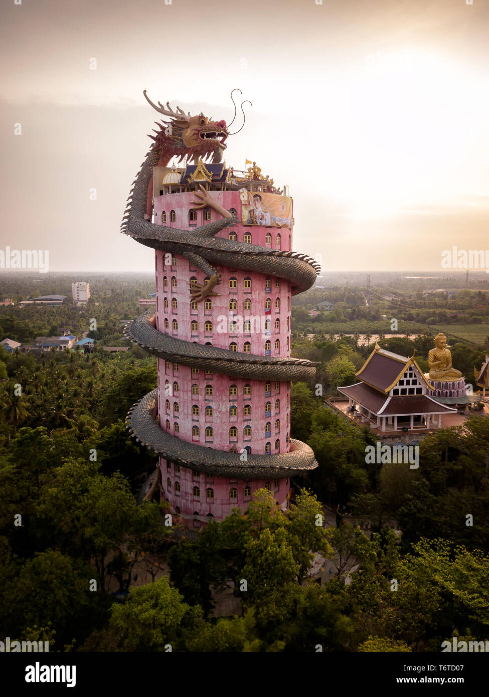 Wat samphran hi-res stock photography and images - Alamy