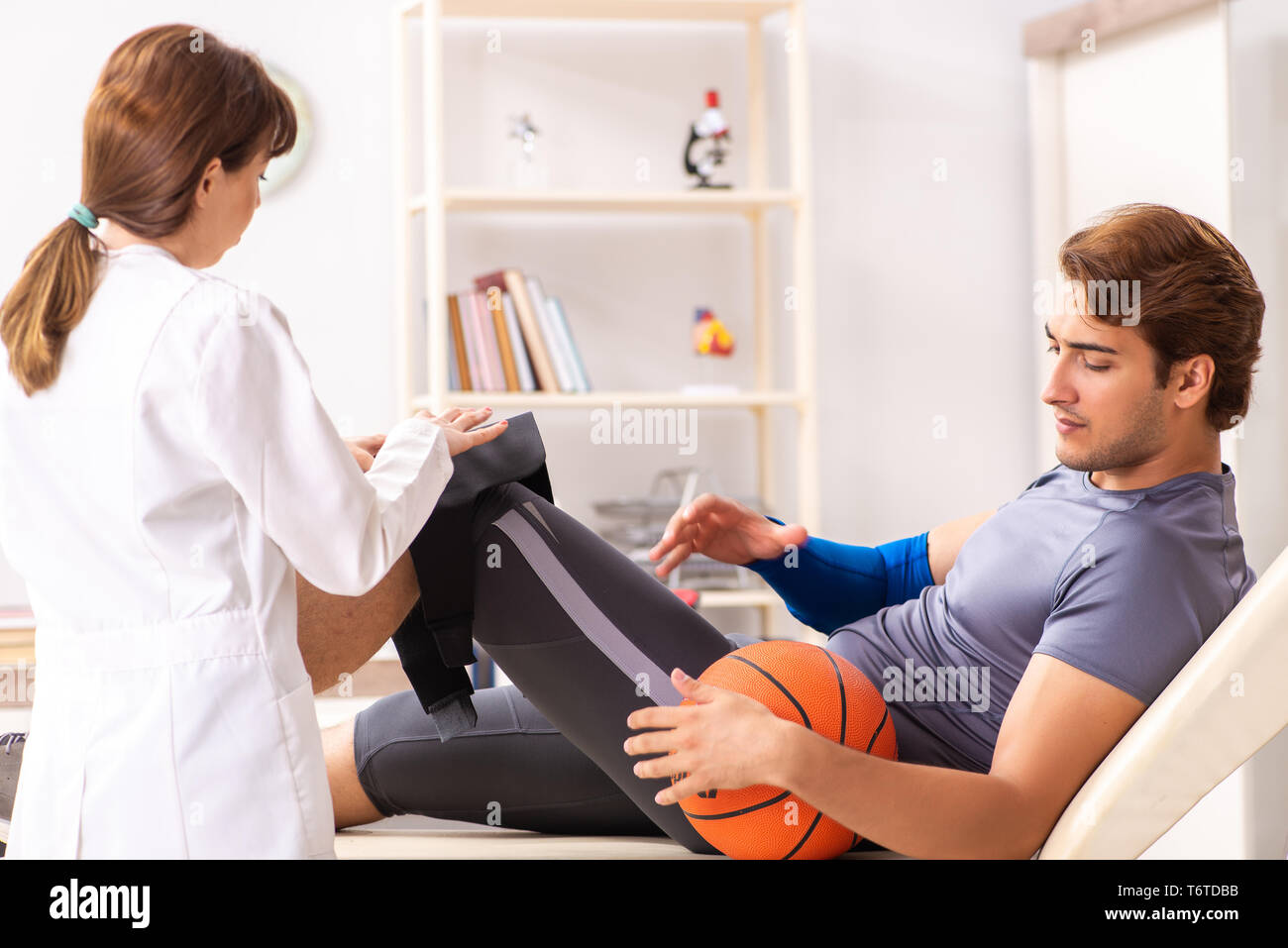 Female basketball player knee hi-res stock photography and images - Alamy