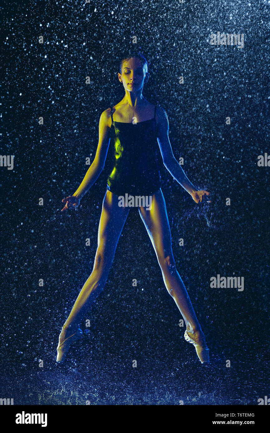 Female ballet dancer in water hi-res stock photography and images - Alamy