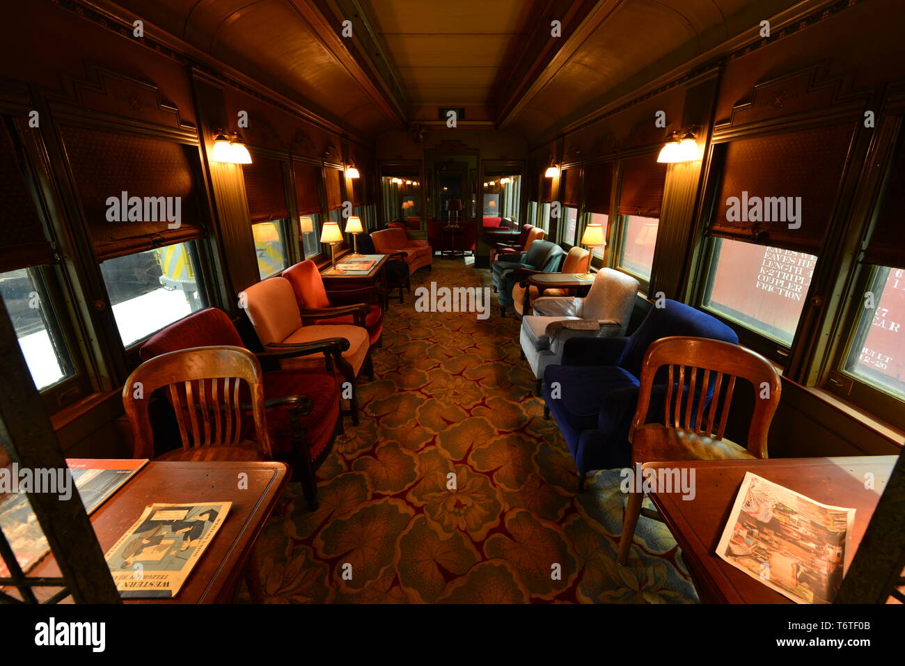 First class carriage dining car hi-res stock photography and images - Alamy