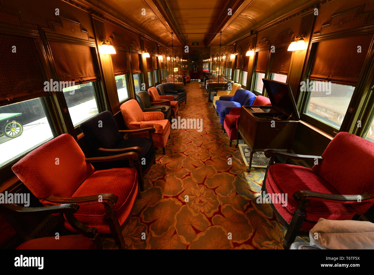 First class carriage dining car hi-res stock photography and images - Alamy