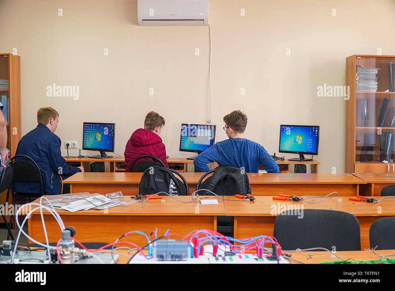 Students in front of computers in a computer class Stock Photo - Alamy