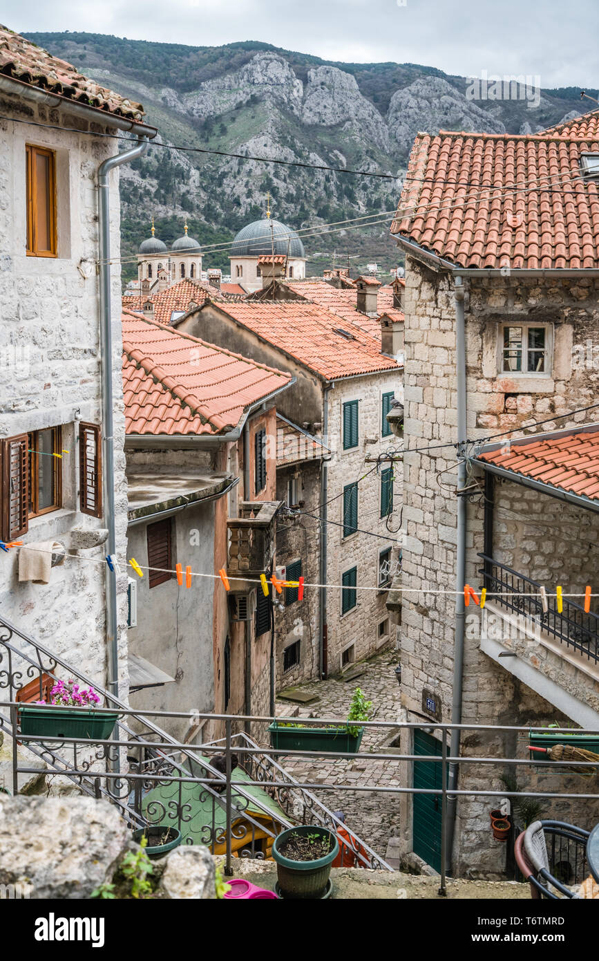 Narrow passage between buildings in Kotor Stock Photo - Alamy