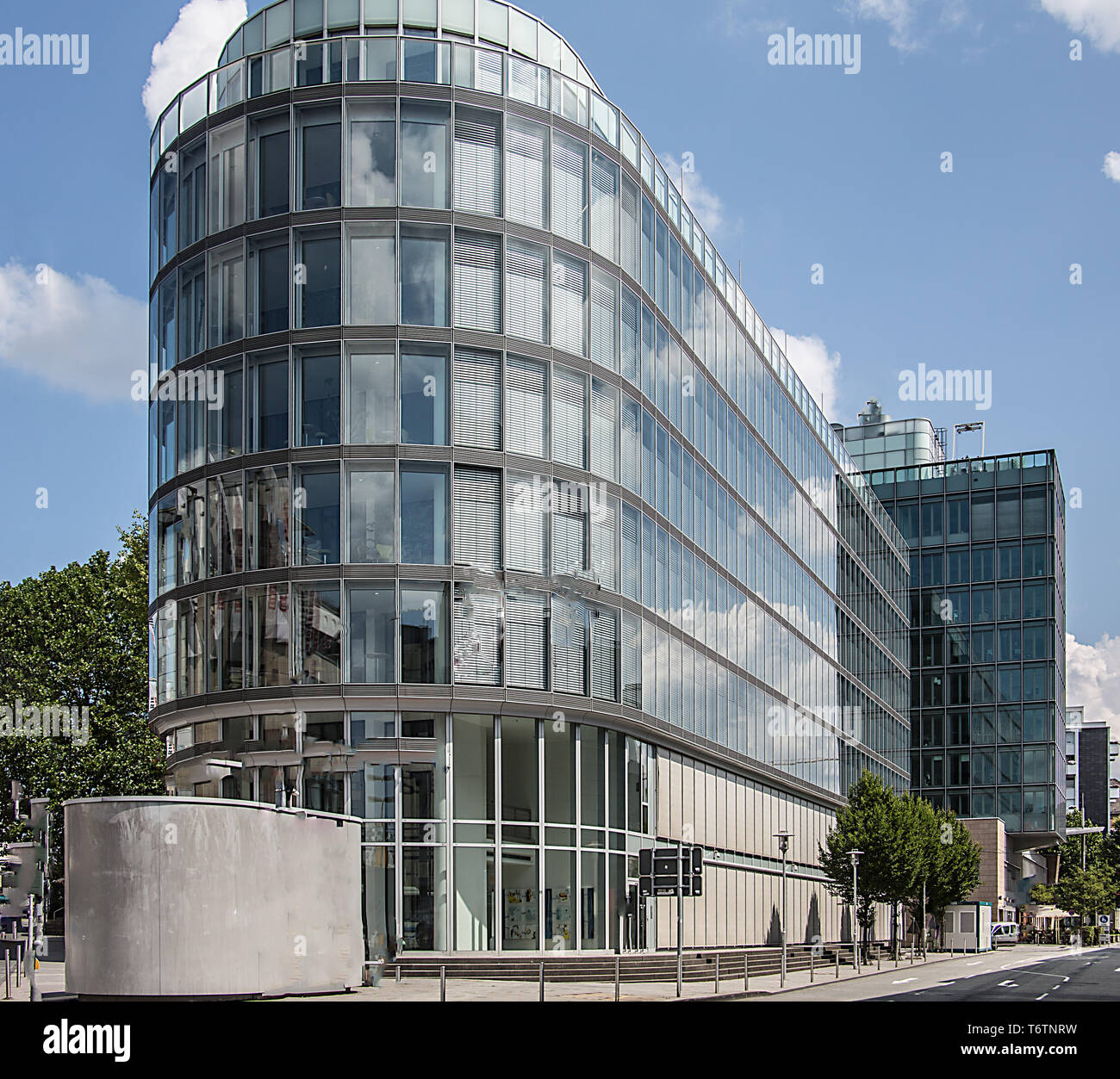 Building with glass facade hi-res stock photography and images - Alamy