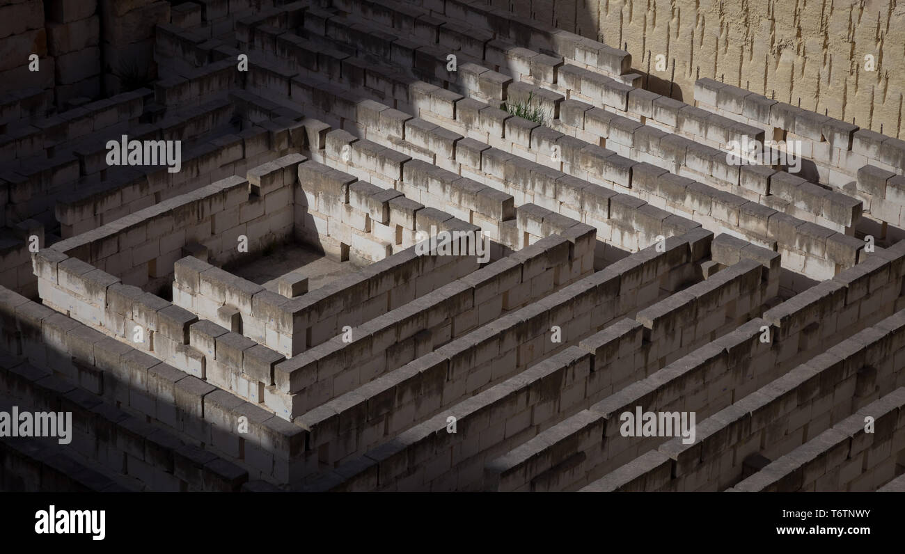 Dark labyrinth hi-res stock photography and images - Alamy