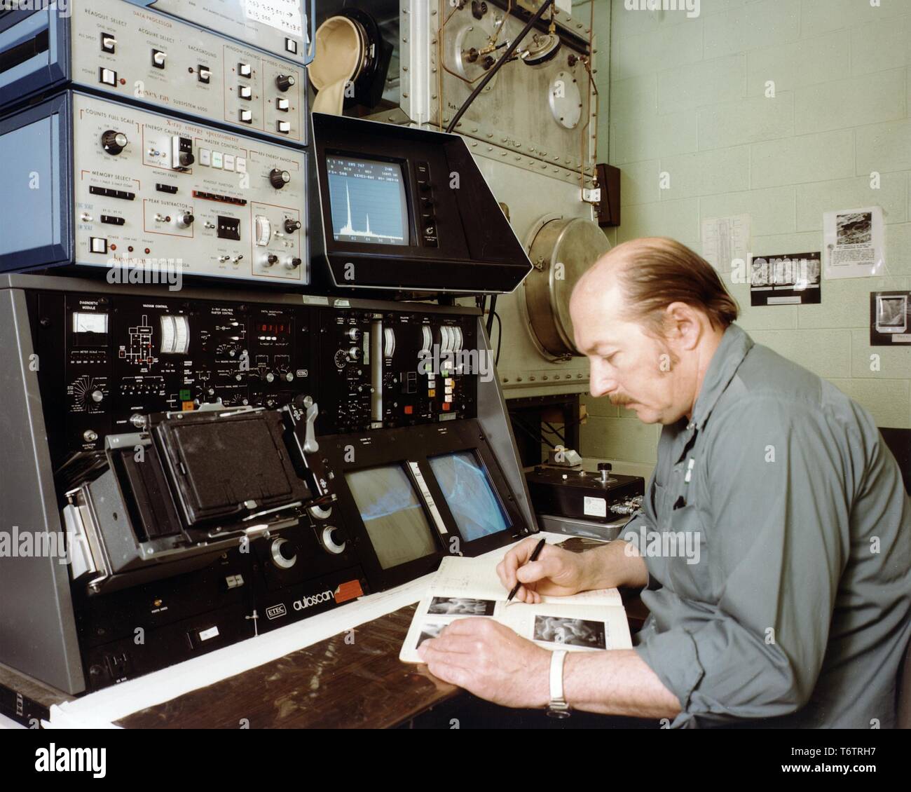 Front of a scanning electron microscope console hi-res stock ...