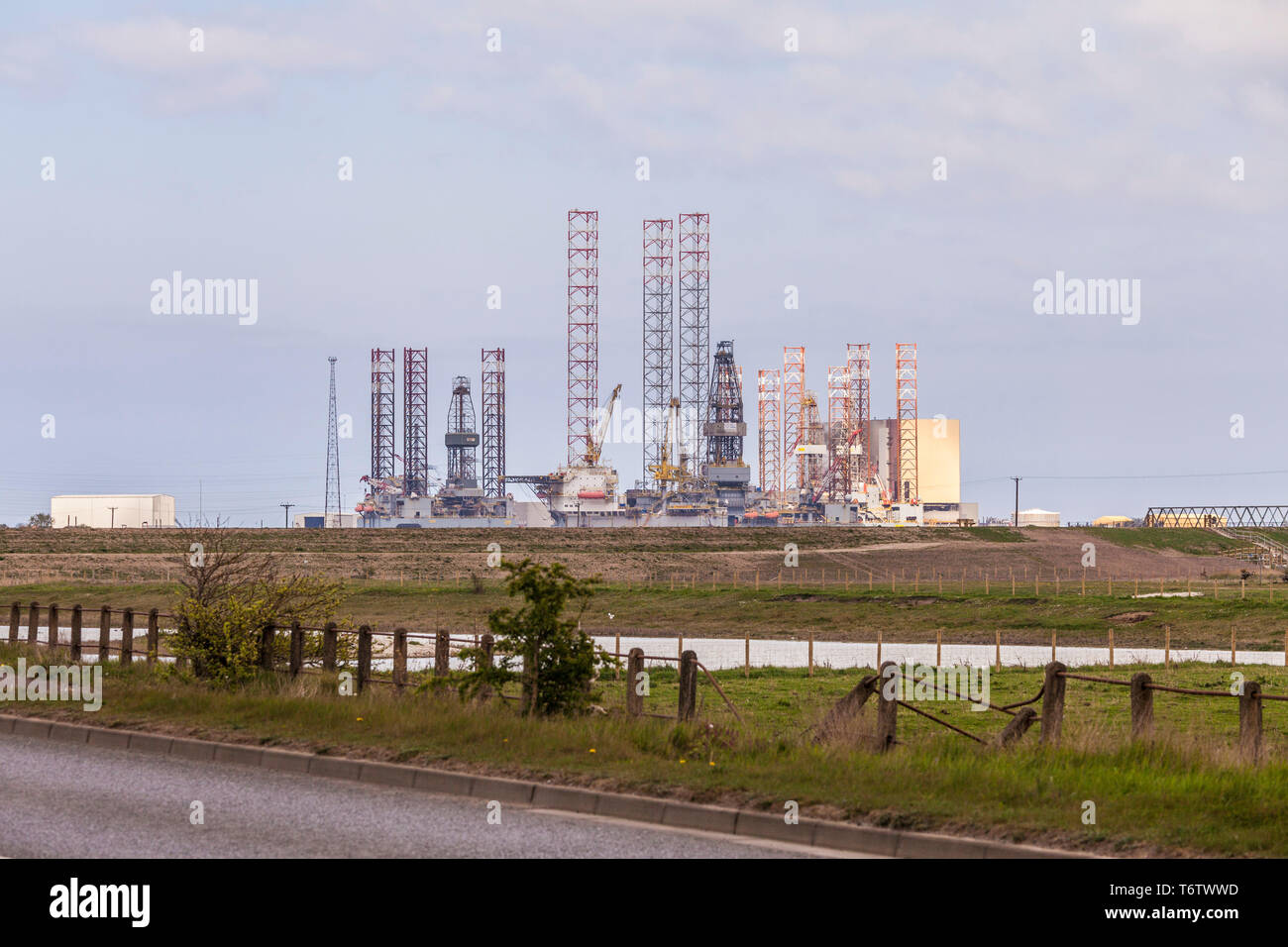Jackup rig hi-res stock photography and images - Alamy
