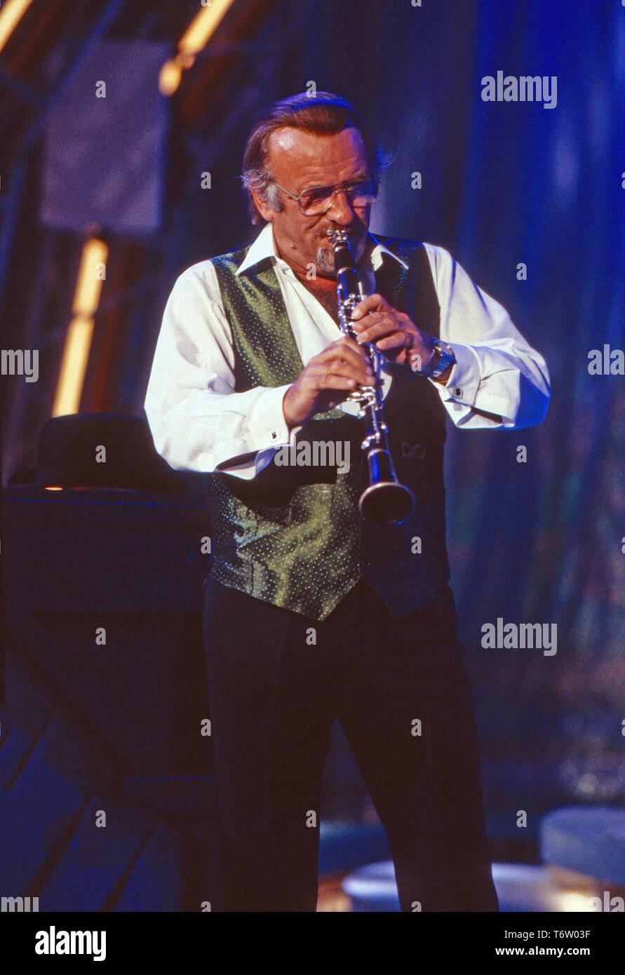 Mr. Acker Bilk, britischer Jazzklarinettist, bei einem Auftritt im ...