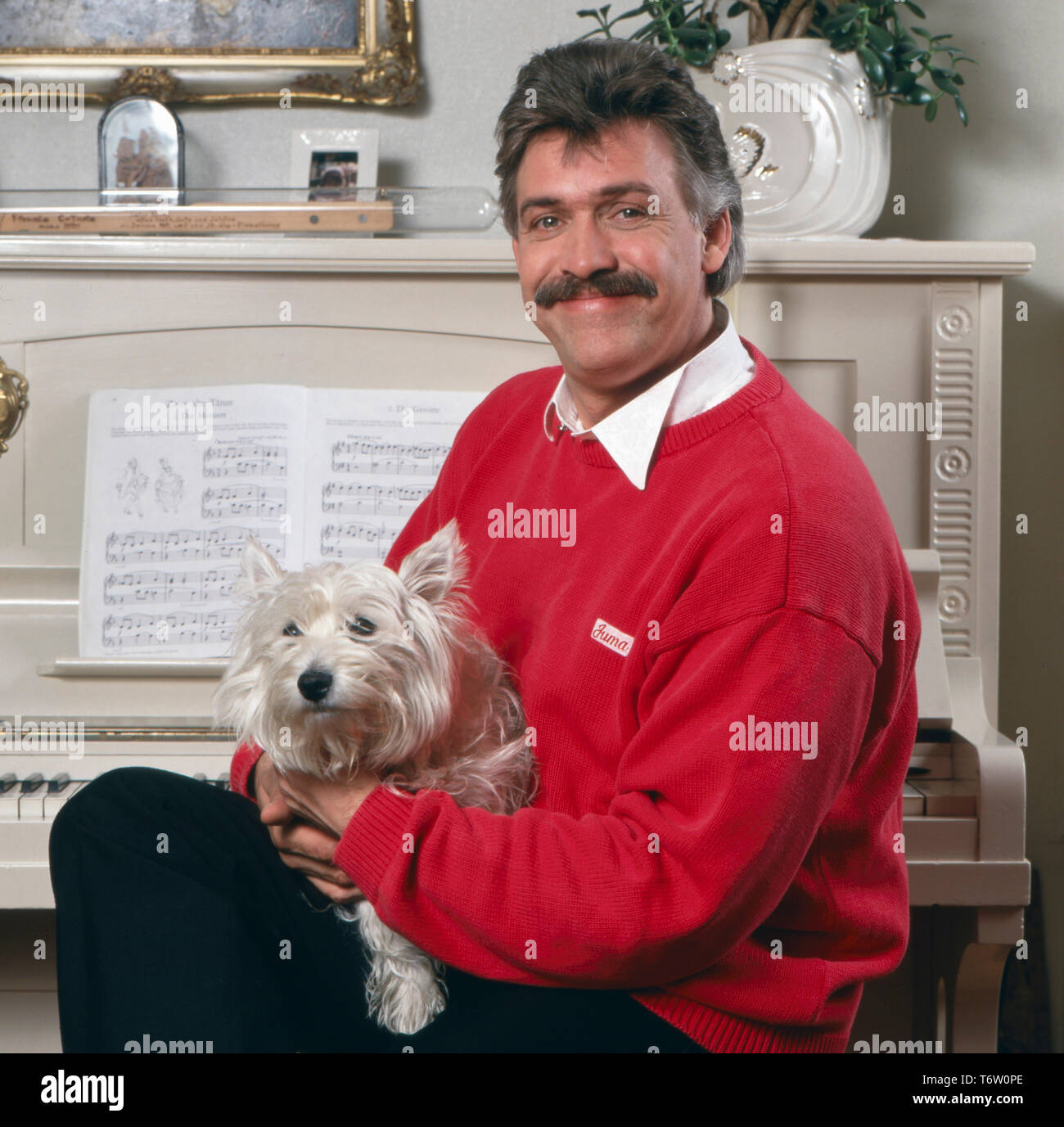 Kurt Schulzke posiert mit seinem Hund für ein Porträtfoto, Deutschland ...