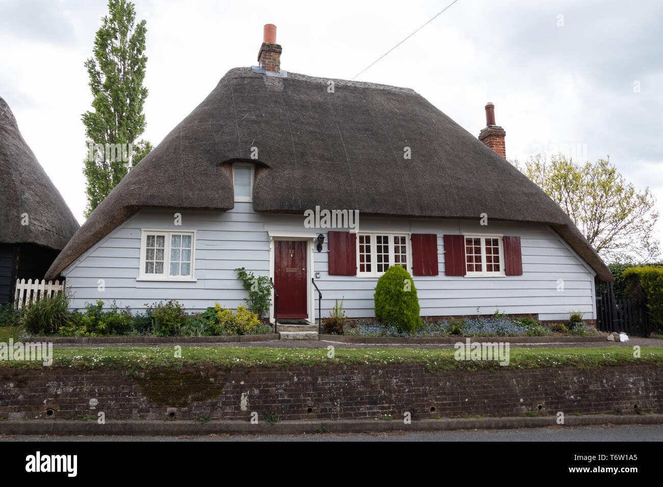 Typical English thatched cottage in the English countryside Stock Photo ...