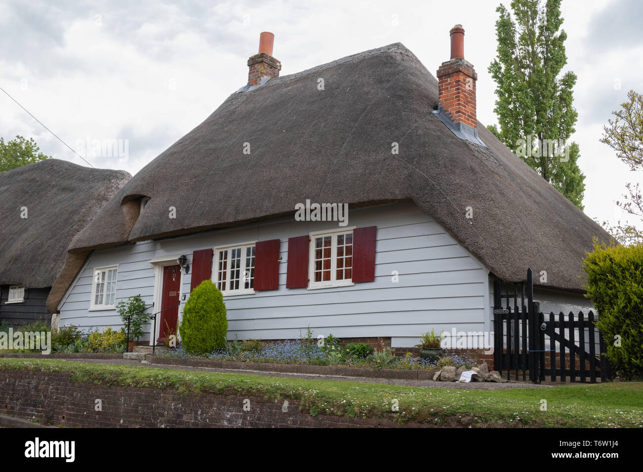 Typical English thatched cottage in the English countryside Stock Photo ...