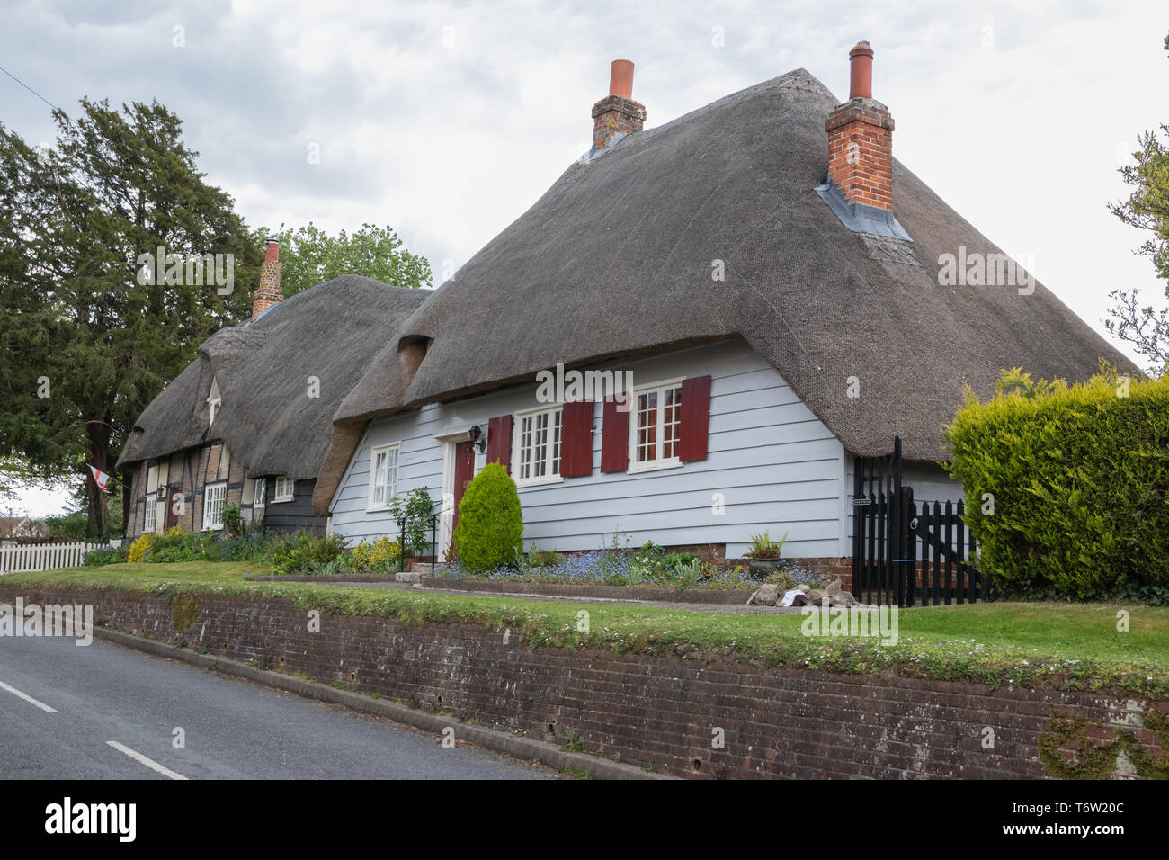 English thatched cottage hi-res stock photography and images - Alamy