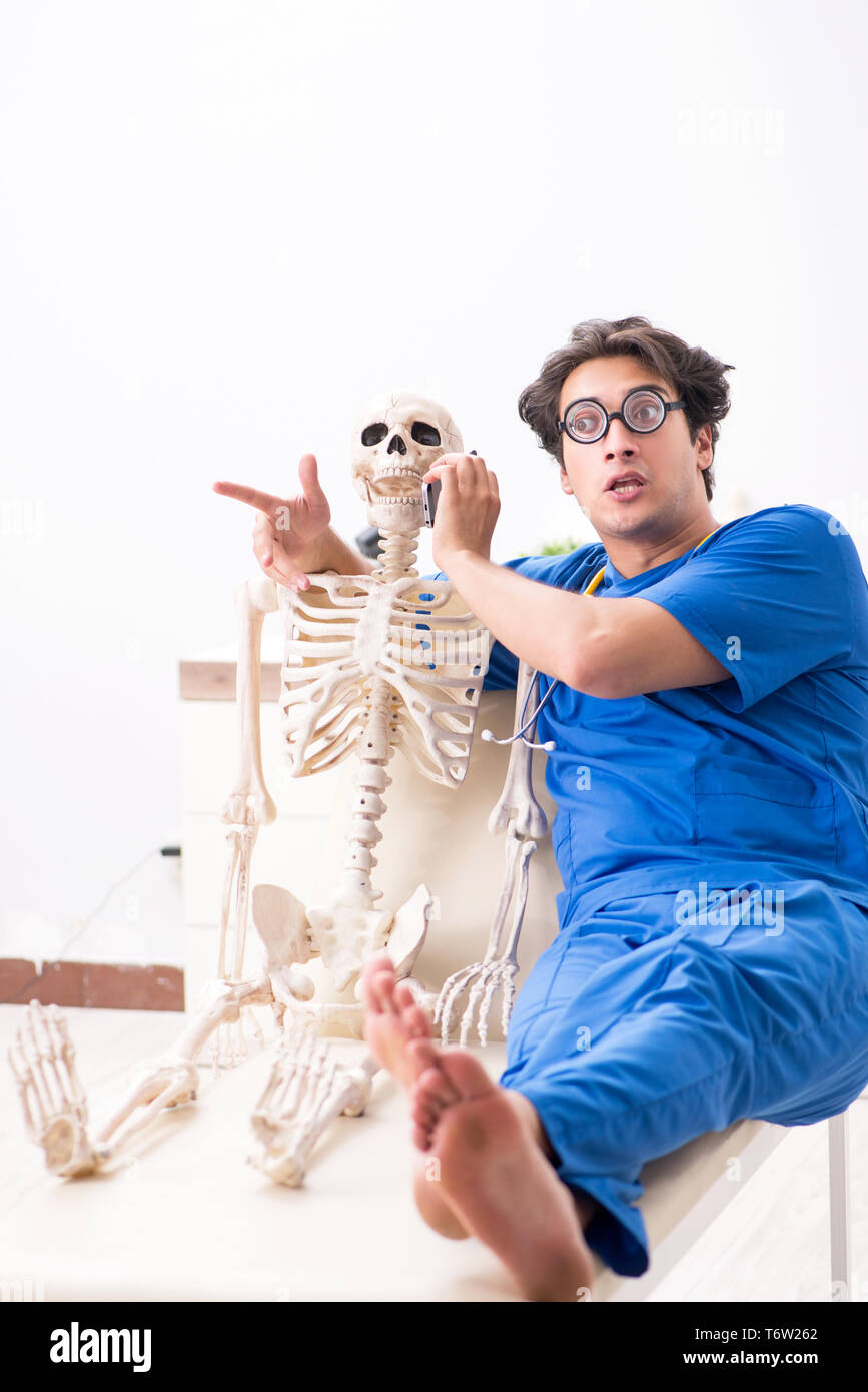 Skeleton hugging hi-res stock photography and images - Alamy