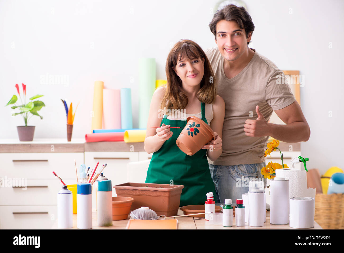 Couple decorating pots in workshop during class Stock Photo - Alamy