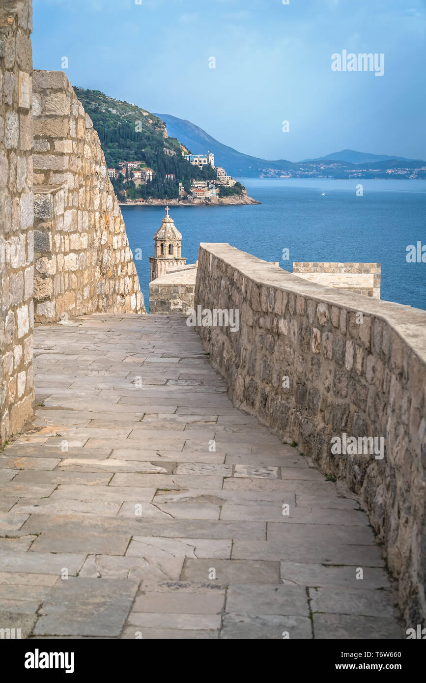 Pathway walls day hi-res stock photography and images - Alamy