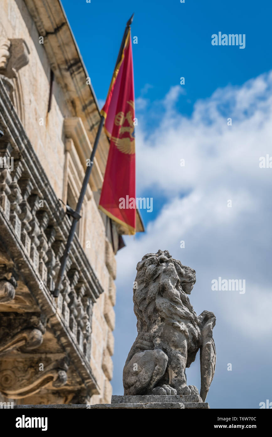 House front lion statue hi-res stock photography and images - Alamy