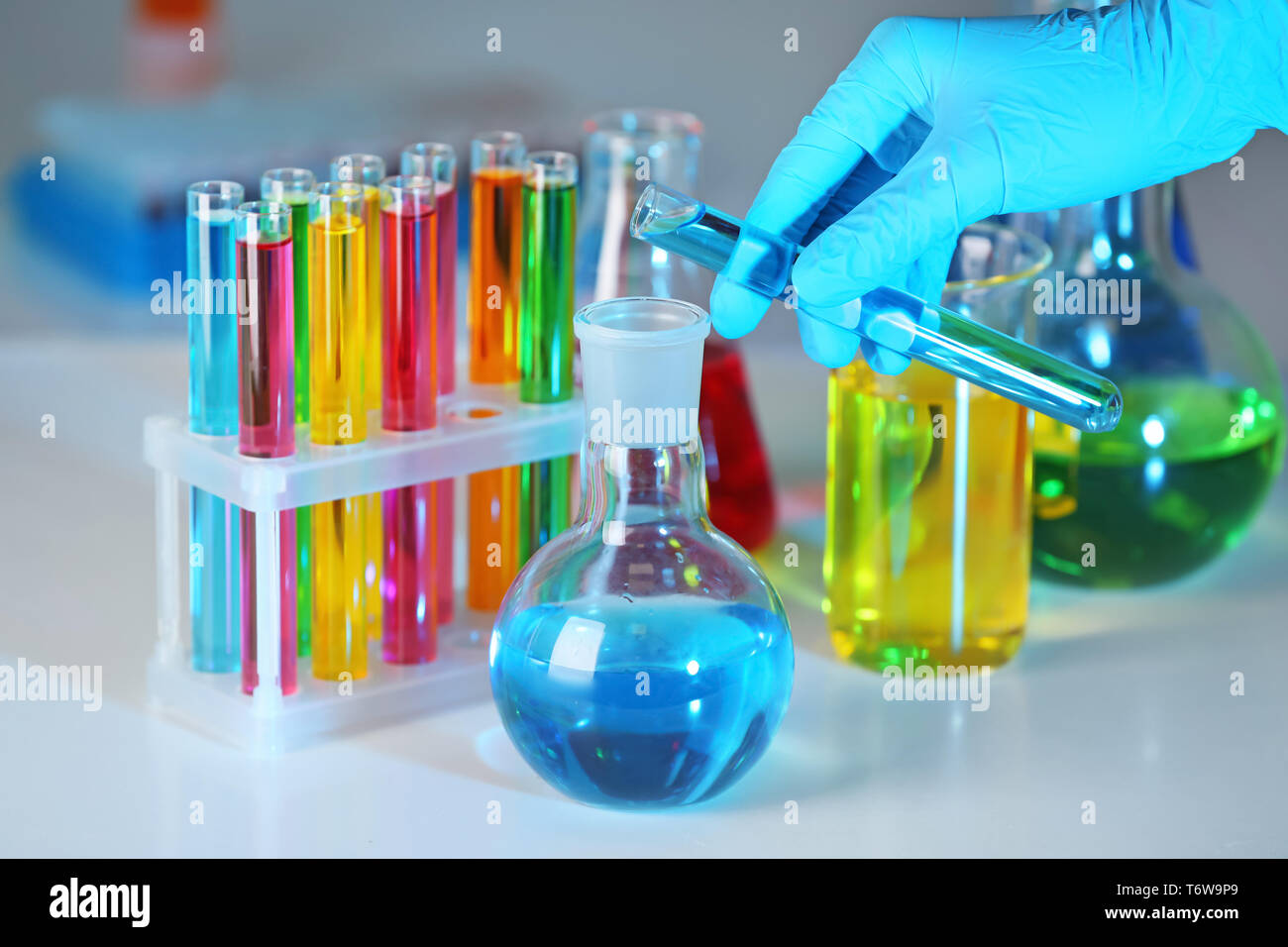 Pouring liquid laboratory test tubes hi-res stock photography and ...