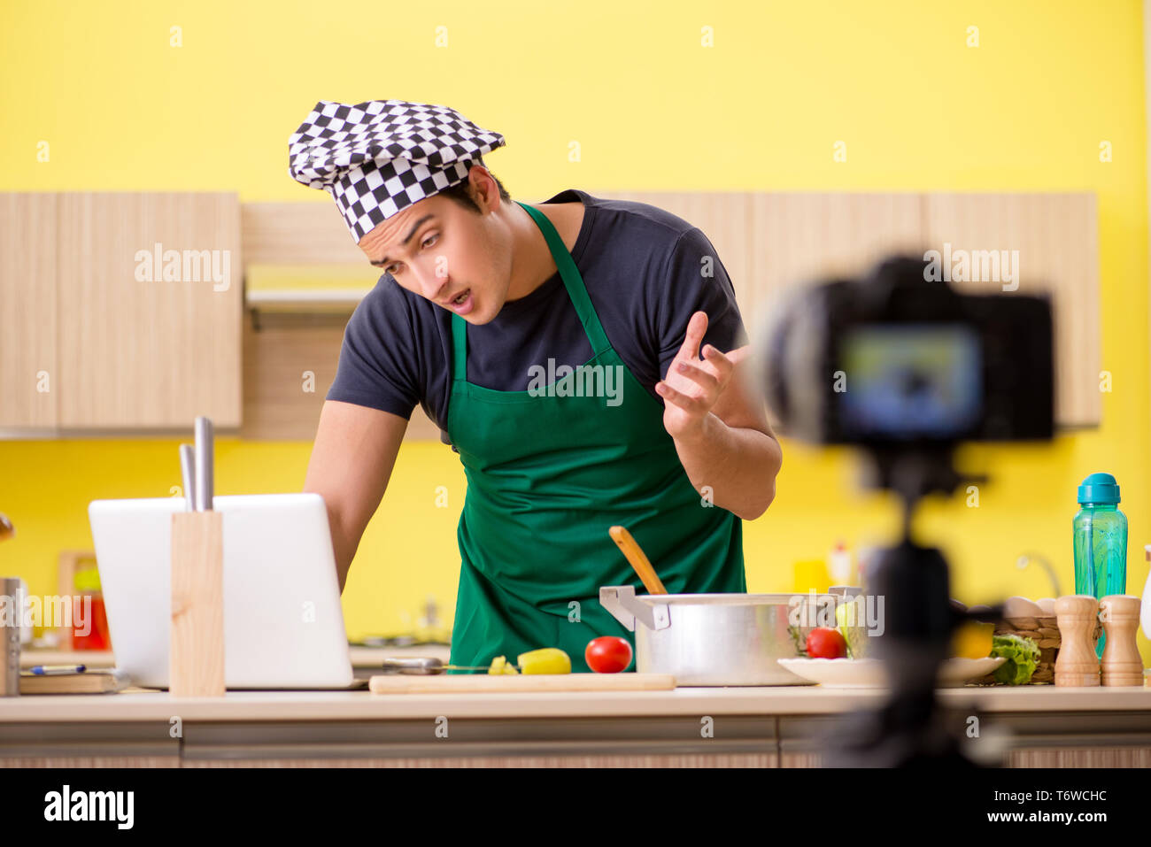 Chef explaining the dish hi-res stock photography and images - Alamy