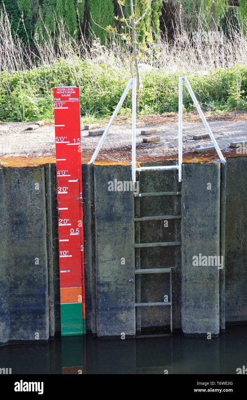River Level Monitoring Gauge, Barton Lock, River Avon, Warwickshire ...