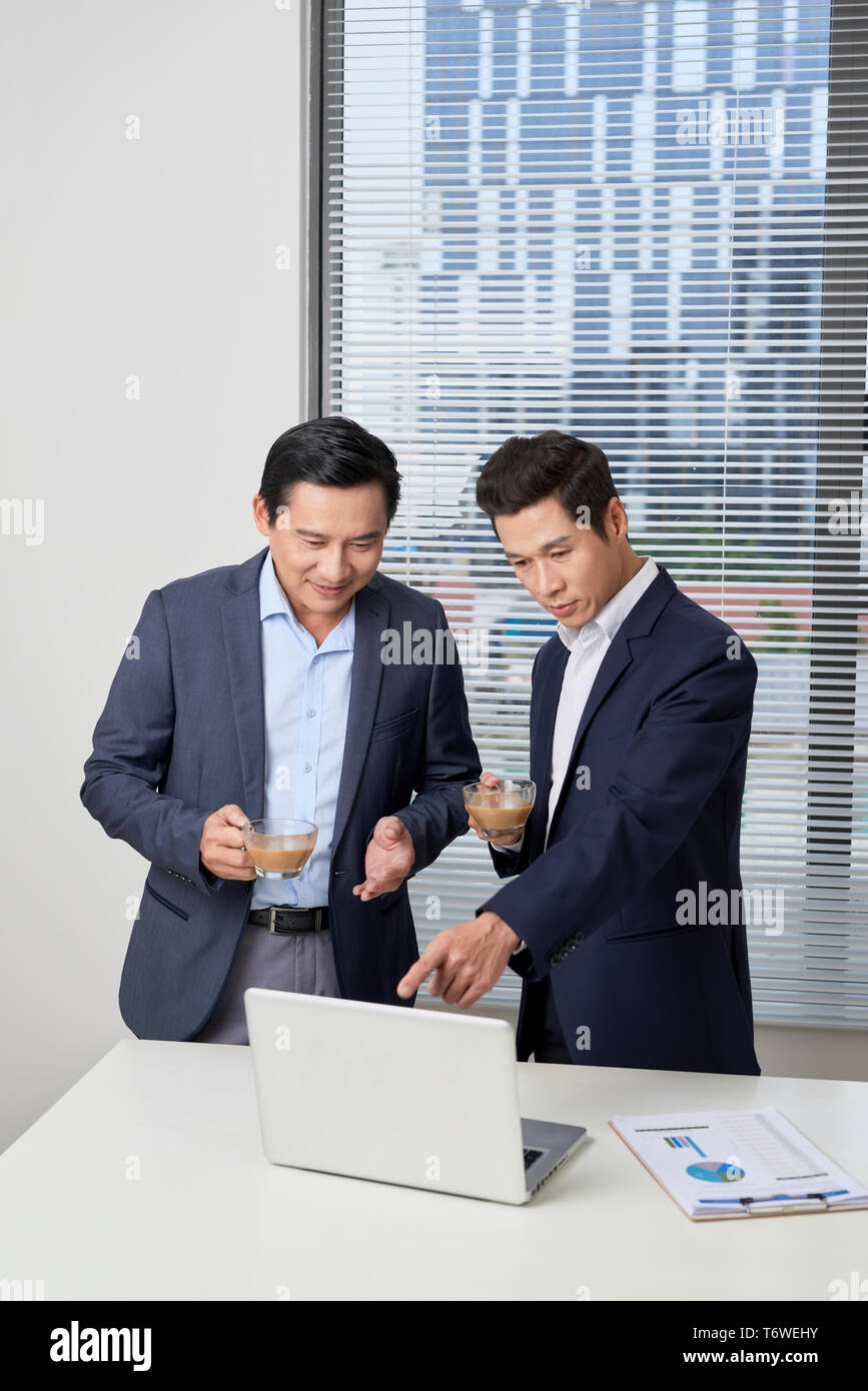 Two people talking serious hi-res stock photography and images - Alamy