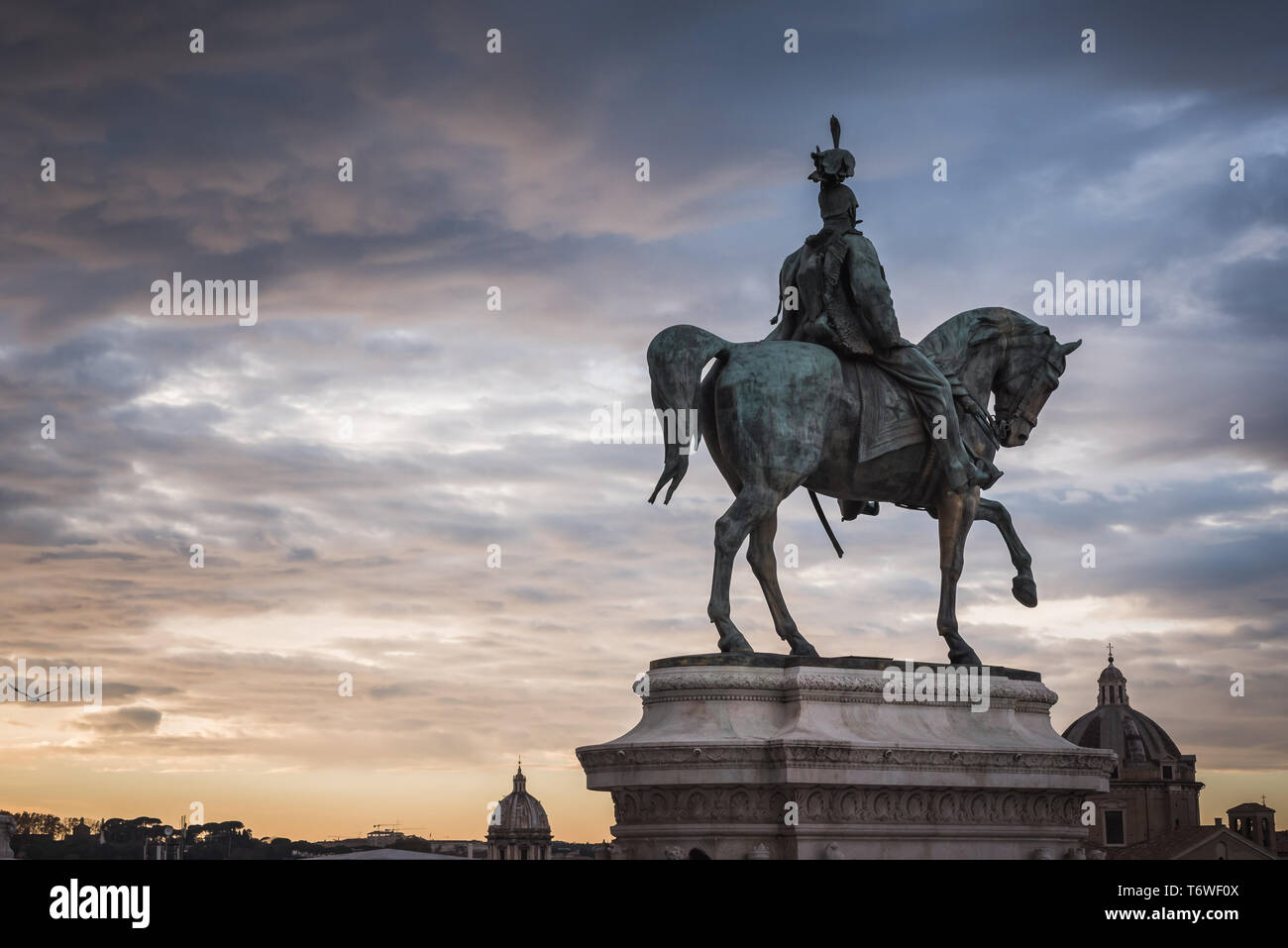Statue of victor emmanuel 2 hi-res stock photography and images - Alamy
