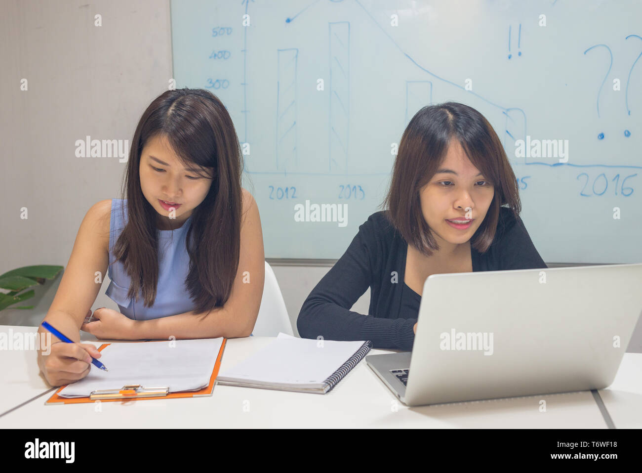 Group staff in office hi-res stock photography and images - Alamy