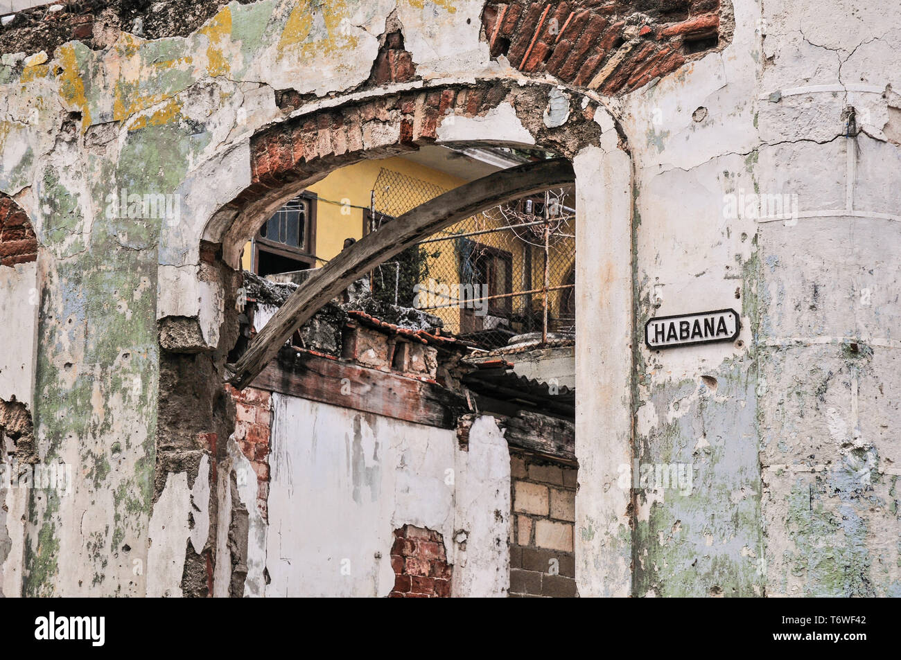 Havana cuba derelict building hi-res stock photography and images - Alamy