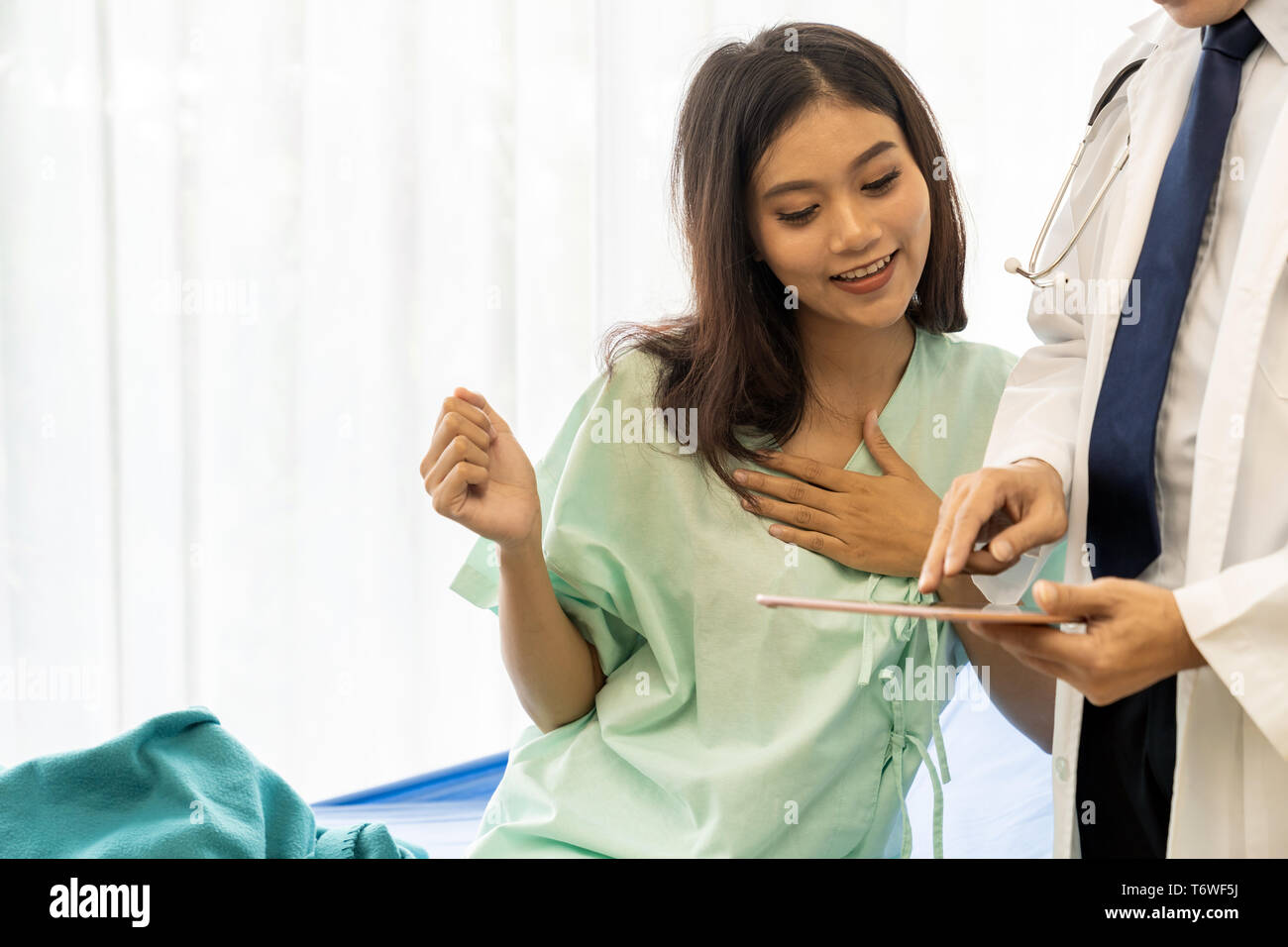 Doctor explain treatment to patient Stock Photo - Alamy