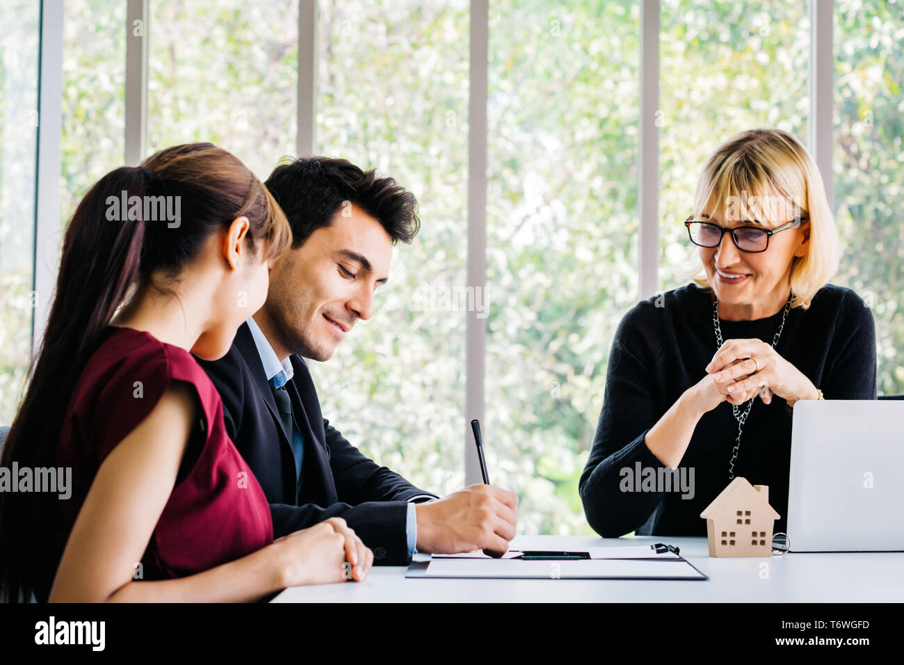 Couple signing paper hi-res stock photography and images - Alamy