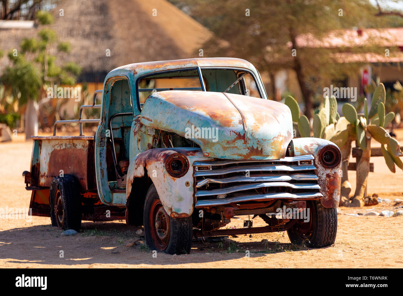 Abandoned cars desert hi-res stock photography and images - Alamy