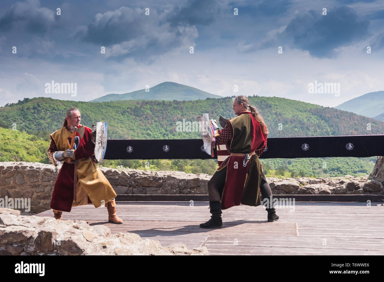 Medieval knights in mortal hi-res stock photography and images - Alamy